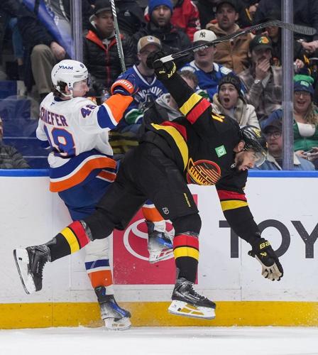 Vancouver Canucks coach calls out team for lingering 'defeated feeling'