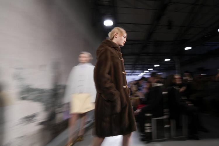 N21 brings back wardrobe staples with feathery details and statement bows