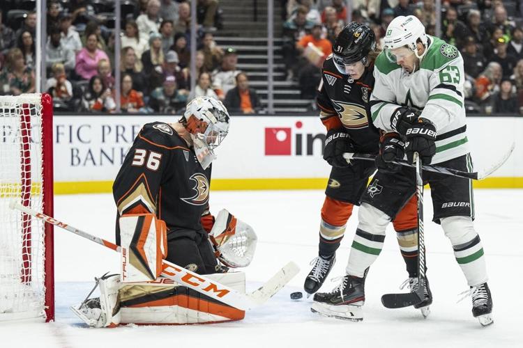 Leo Carlsson scores in an impressive NHL debut, but the Anaheim Ducks ...
