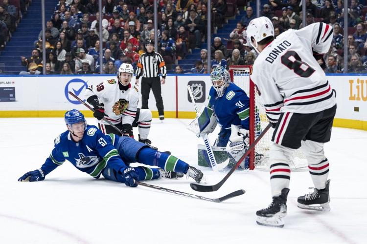 Elias Pettersson scores, Vancouver Canucks dismantle Chicago Blackhawks 6-2