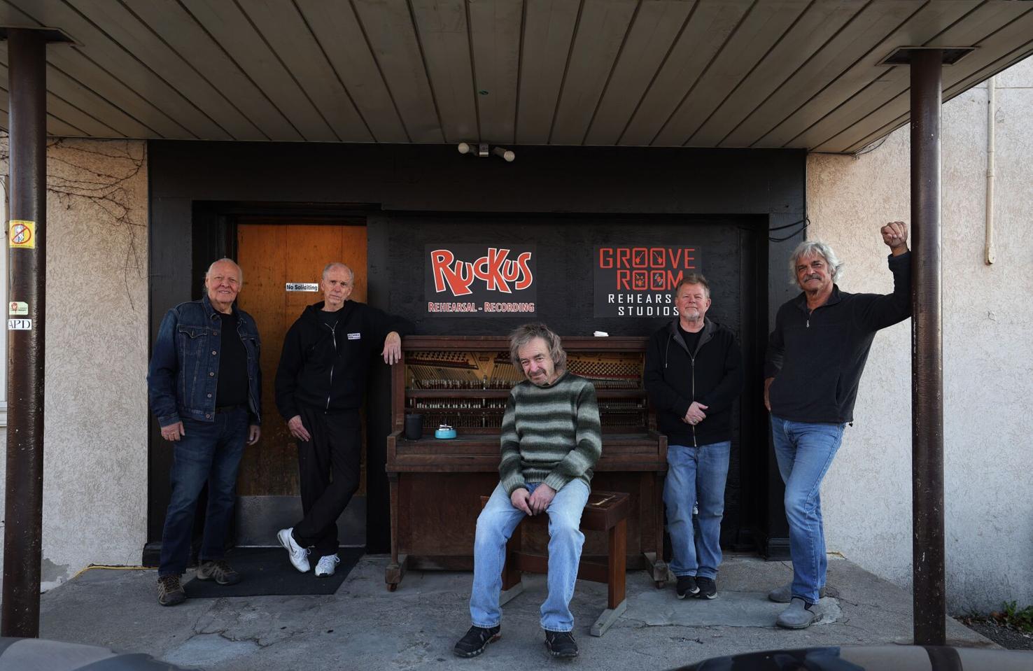 Gordon Lightfoot’s band is back onstage with new singer