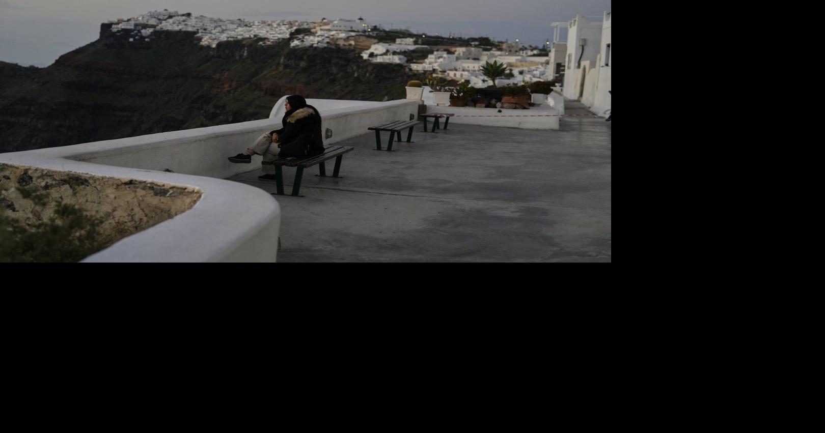 As hundreds of quakes rattle Greek islands, a few brave tourists have ...