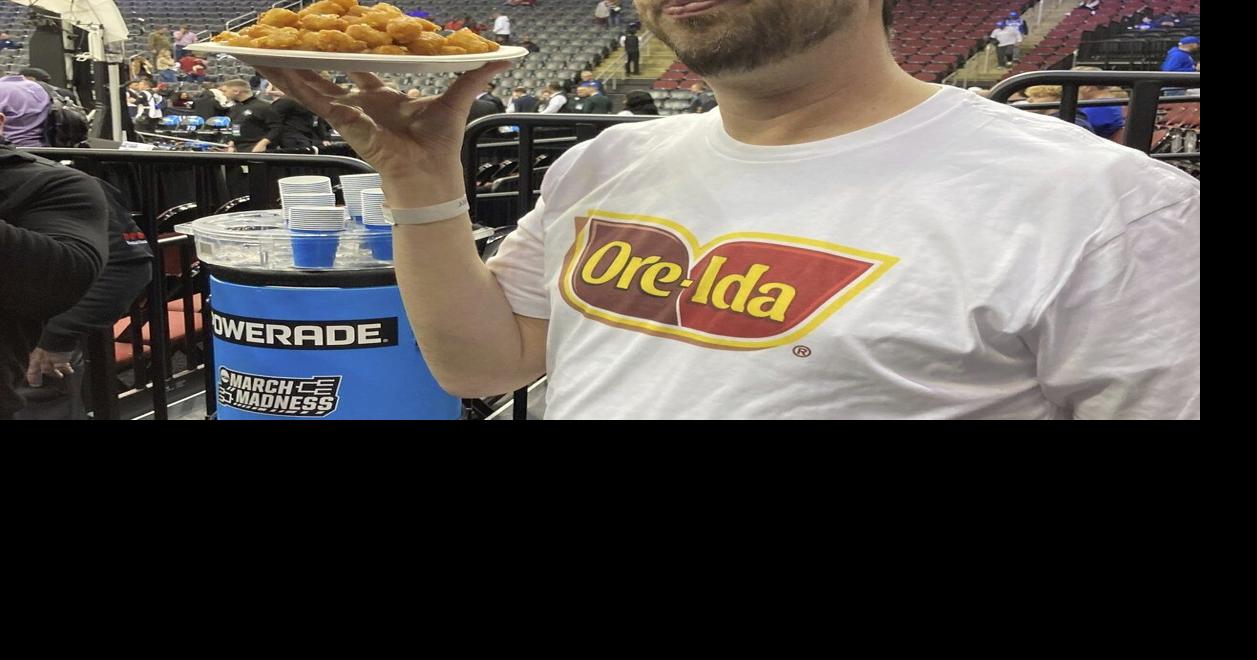 Gosh! 'Napoleon Dynamite' star Jon Heder dishes out tater tots ahead of ...