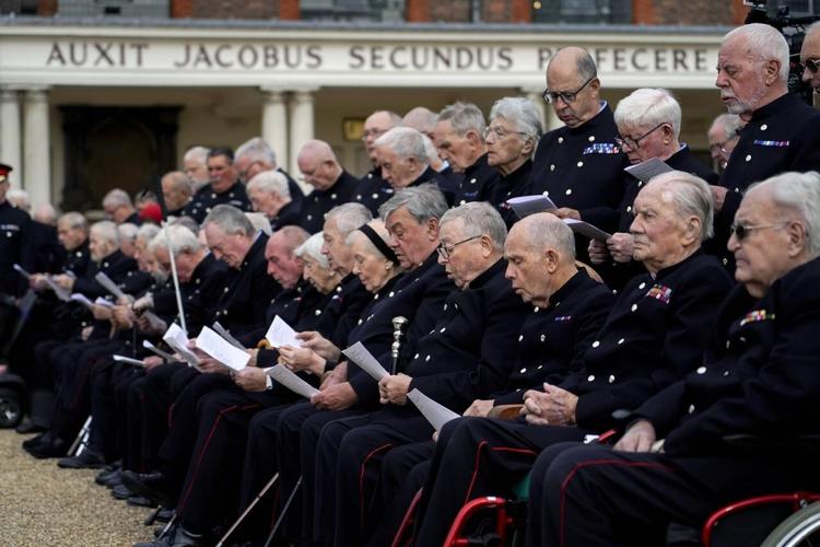 UK army pensioners remember queen who was commander in chief