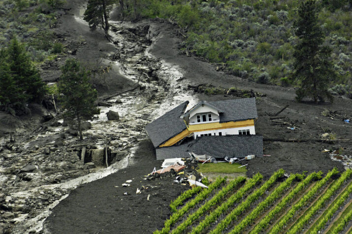 Landslide strikes homes in southern B.C.
