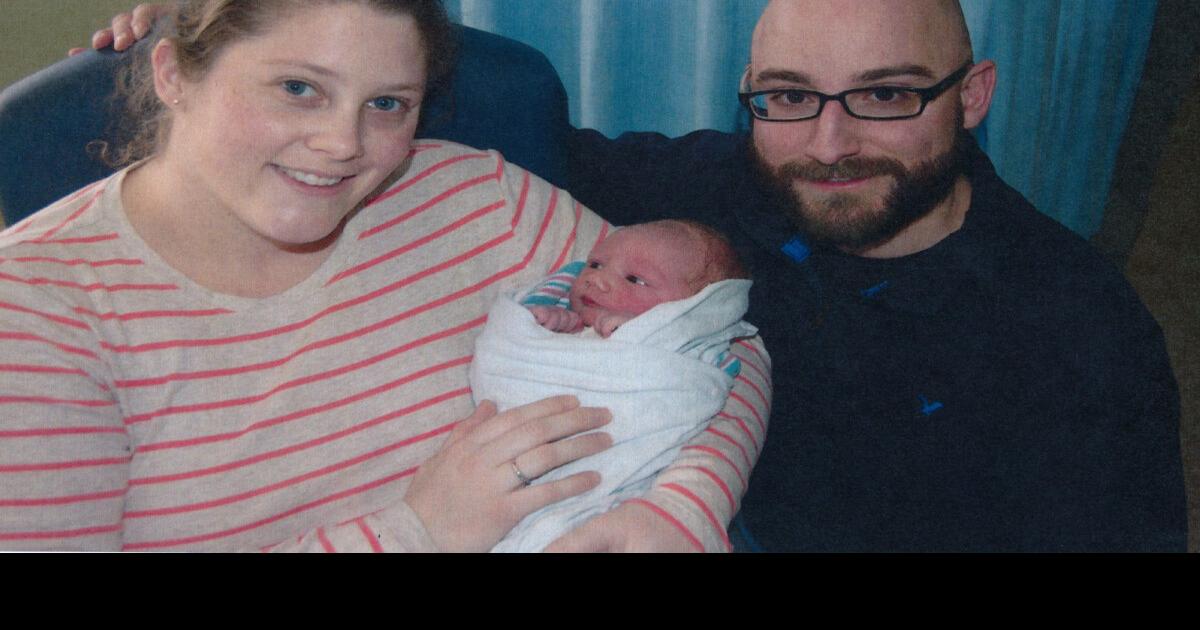 Police sergeant delivers baby on side of Highway 401