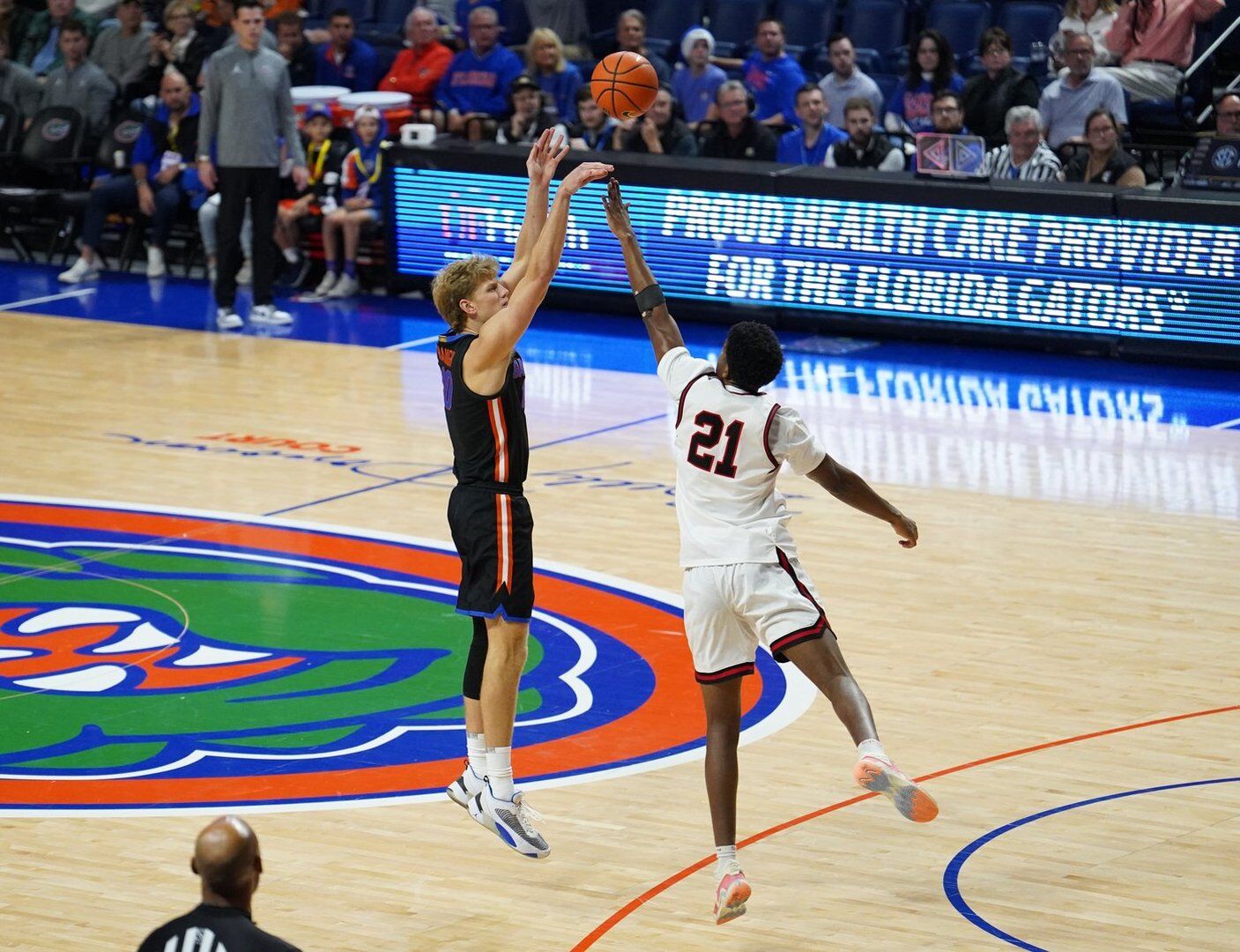 World's tallest teen dunks for first college field goal as No. 23 ...