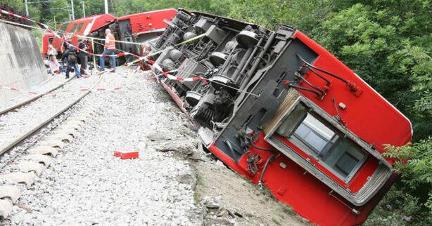 1 dead, dozens injured in Swiss tourist train derailment