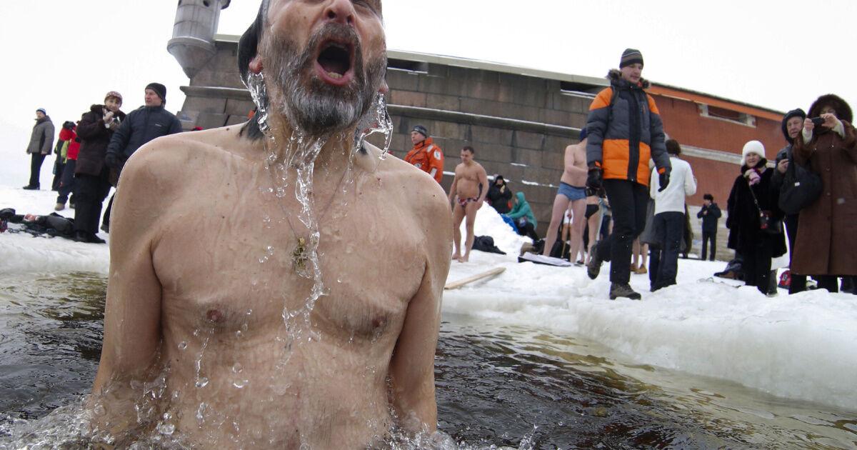 Thousands of Russians brave freezing waters to celebrate Epiphany
