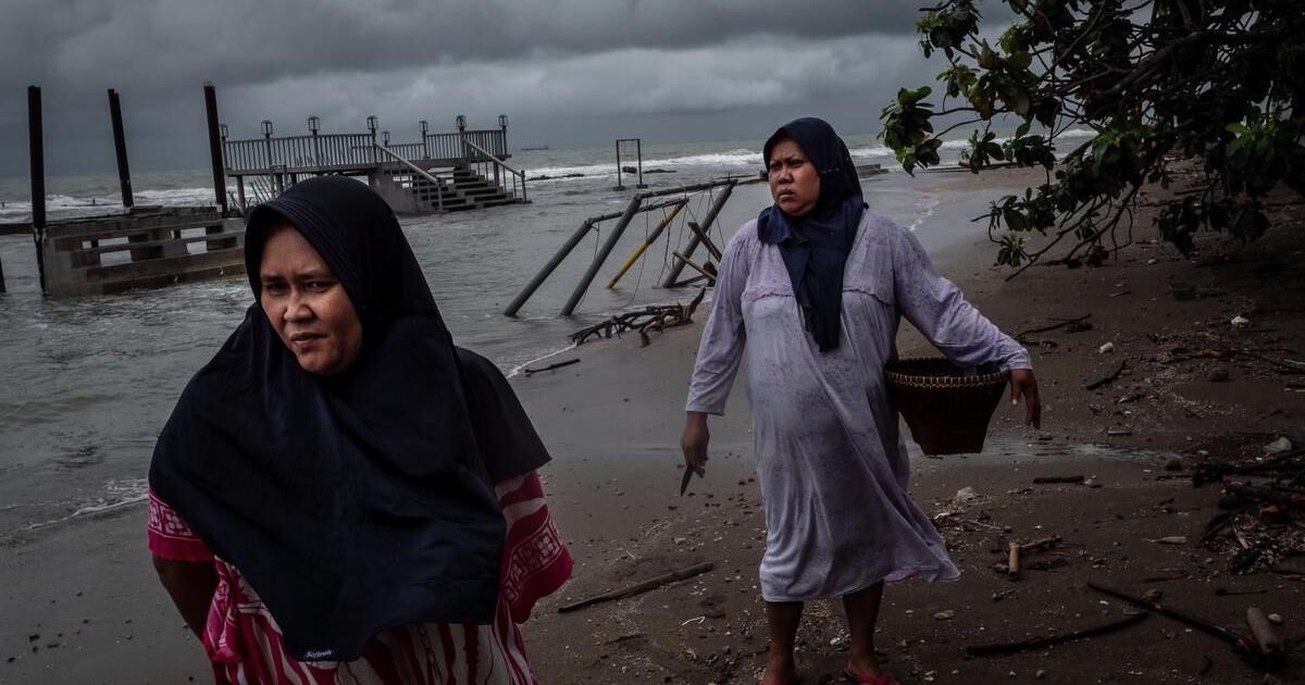 Indonesia raises alert, widens danger zone around volcano