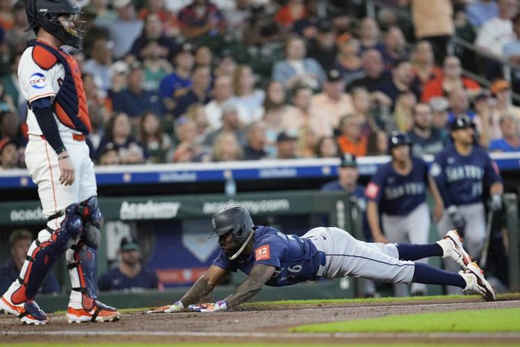 Astros capitalize on Mariners' early errors and hold on for 2-1 win