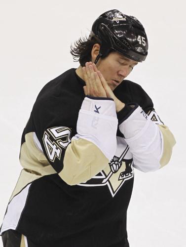 Penguins forward Arron Asham apologizes for ‘classless’ act
