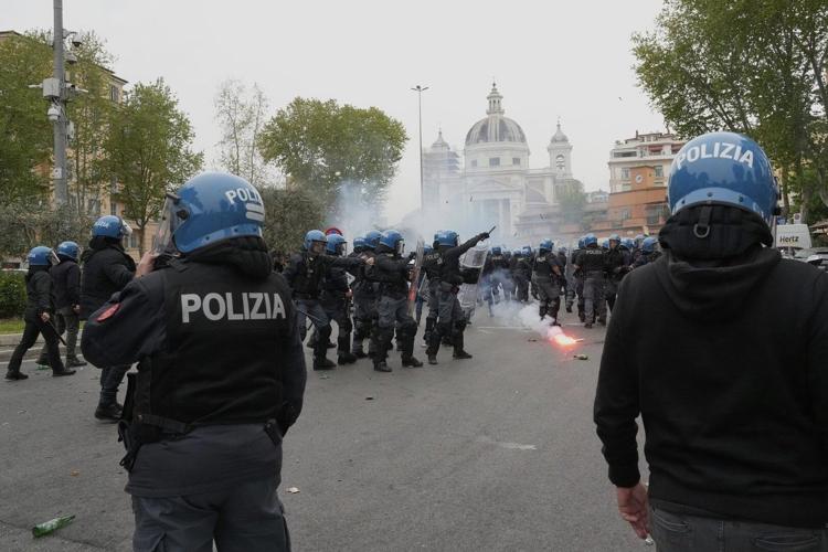 Police step in to avoid clashes between rival fans ahead of Rome derby