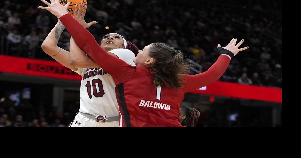 South Carolina's Kamilla Cardoso has injury scare in Final Four, scores ...
