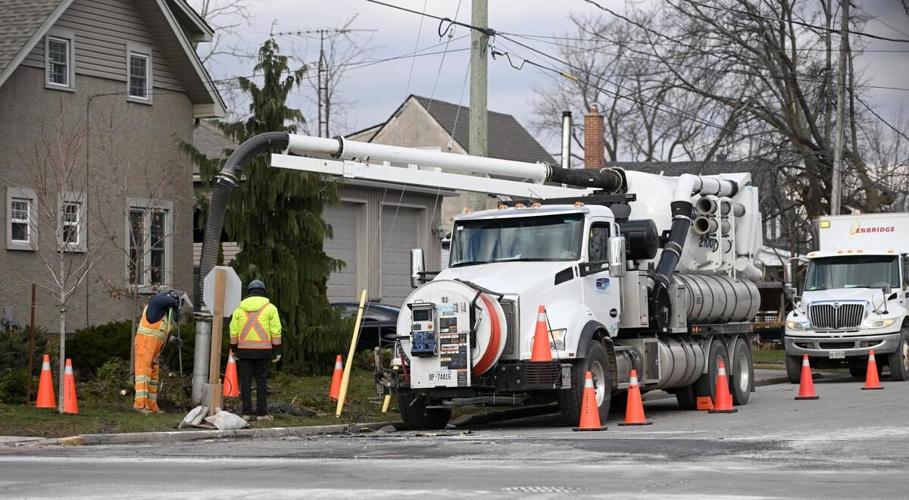 Port Colborne homes evacuated after gas line severed by crash