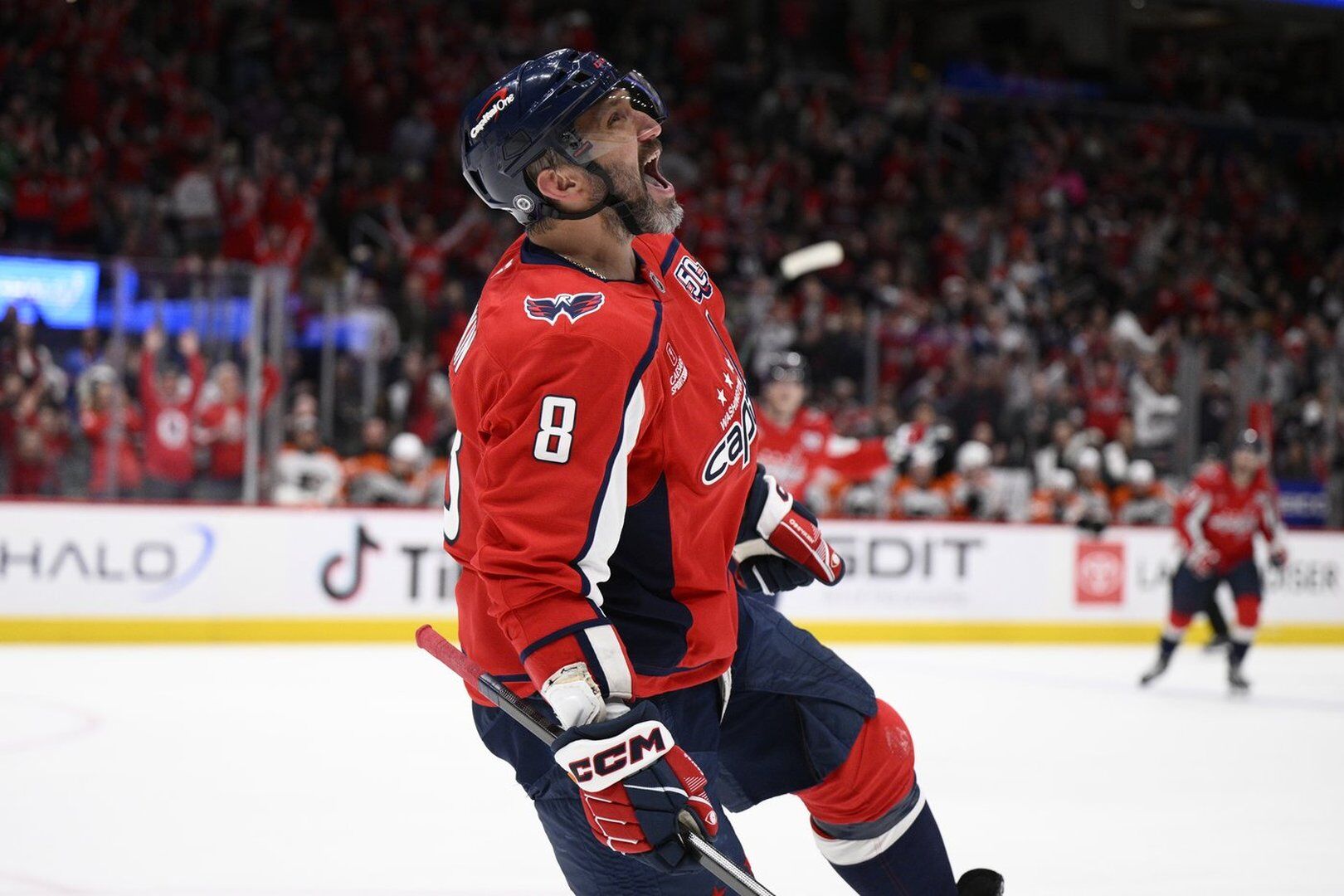 Ovechkin scores his 888th career NHL goal as the Capitals beat the Flyers and clinch a playoff spot