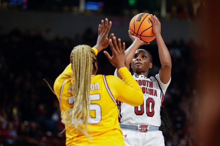 Latson leads three players with 20-plus points in No. 2 South Carolina ...