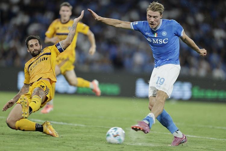Napoli returns to the top of Serie A with win over Pisa