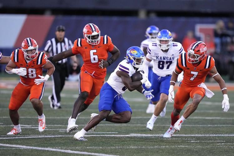 Illinois rallies in the 4th quarter to beat No. 19 Kansas 23-17