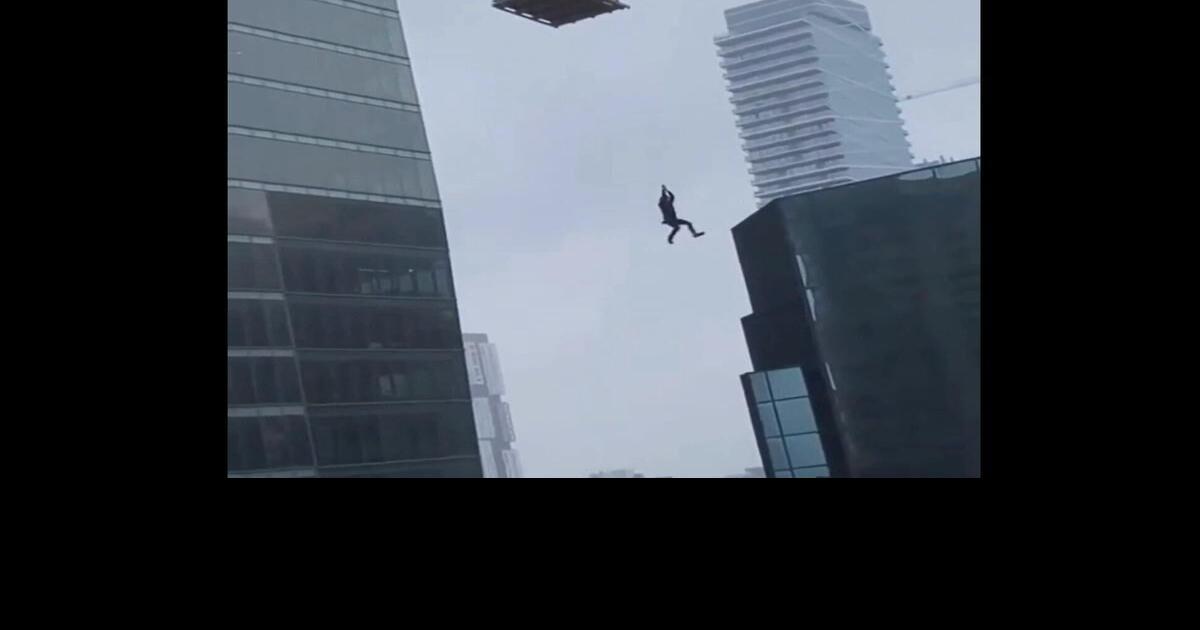 Video shows Toronto construction worker dangling from crane