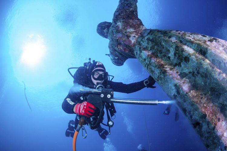 Italian divers water-blast the popular underwater statue of Christ off ...