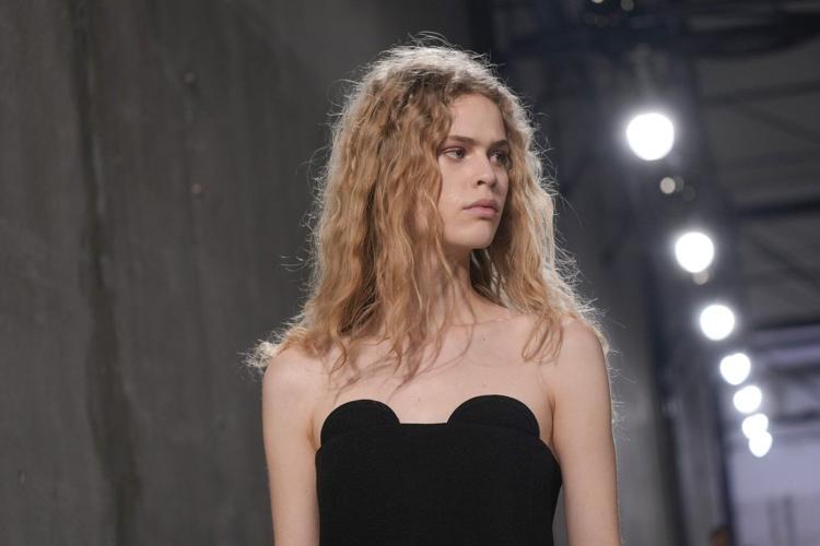 N21 brings back wardrobe staples with feathery details and statement bows