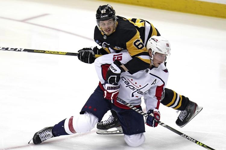 Malkin’s late goal lifts Penguins past Ovechkin, Caps 4-3