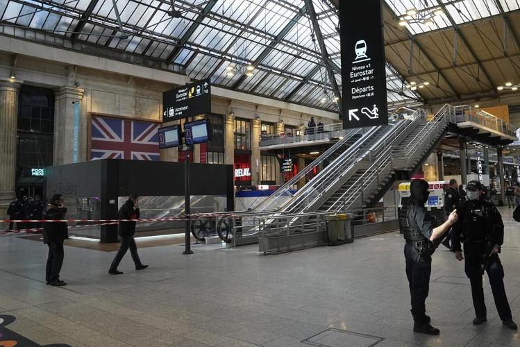 6 stabbed in Paris train station, attacker shot by police