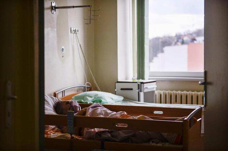 Polish hospitals struggle with surge of virus patients