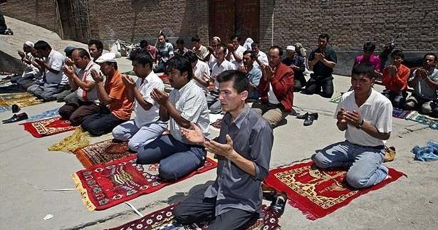 Uighur mosques open, defying Chinese authorities