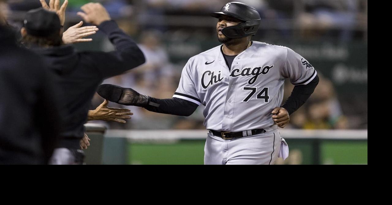 White Sox LF Eloy Jiménez hit in knee by foul ball in dugout
