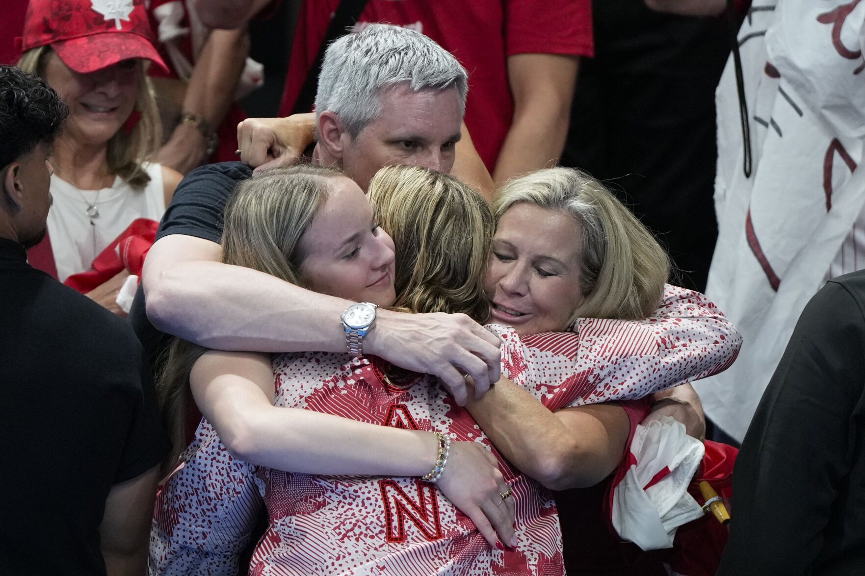 Canada’s Summer McIntosh follows in mom Jill McIntosh’s wake