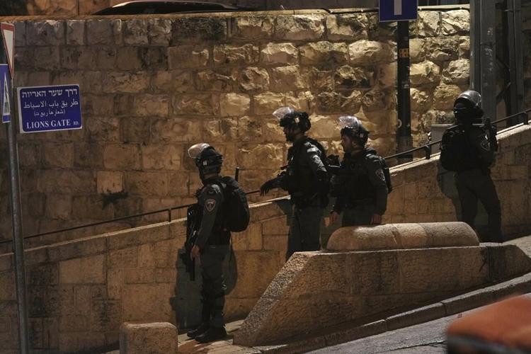 Israeli police violently raid Jerusalem holy site for second night