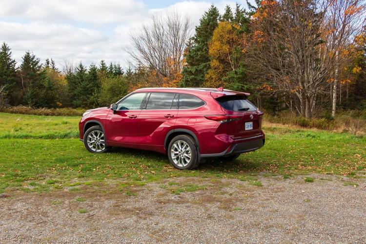Toyota Highlander comfortable and thoughtful, with a heck of a V-6
