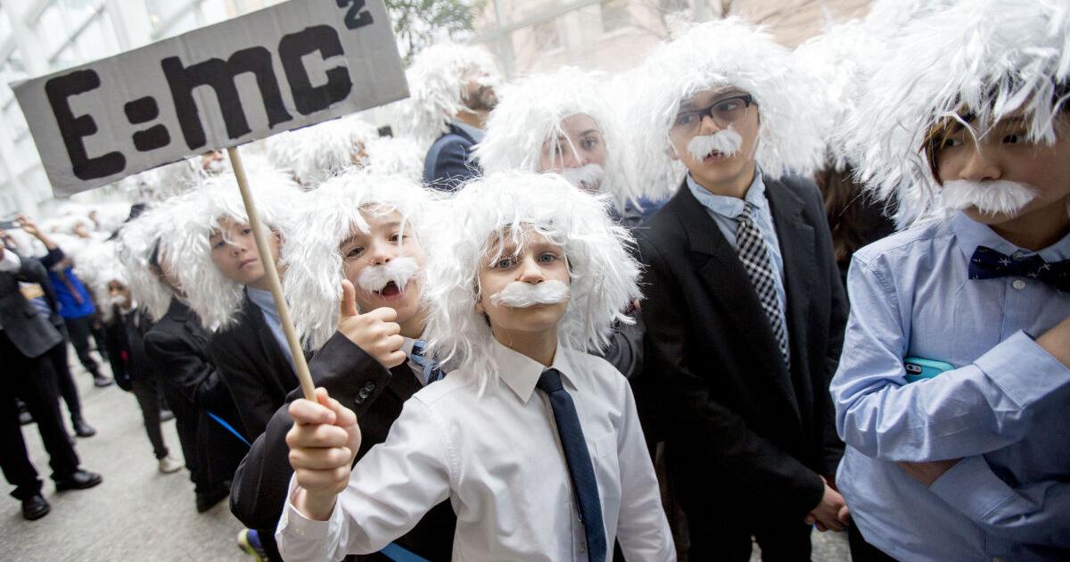 World record set in Toronto for largest crowd dressed as Einstein