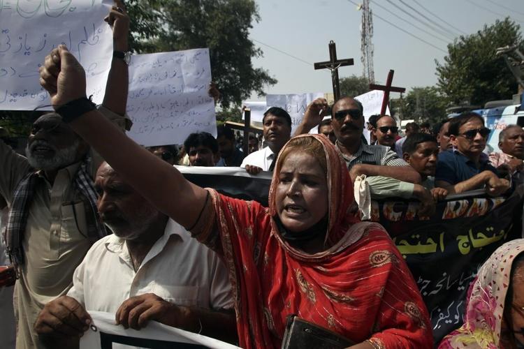 Pakistan hands out cash to Christians who lost homes in rioting over ...
