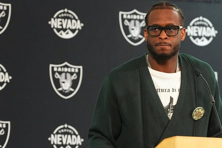 Geno Smith battered by relentless Denver defense in Raiders' 10-7 loss