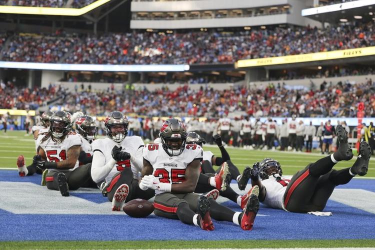 Mayfield throws for 4 TD passes as Buccaneers dominate the second half ...