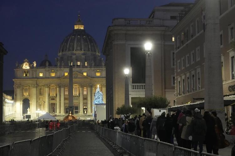 Some 200,000 turn out over 3 days to view Benedict’s body