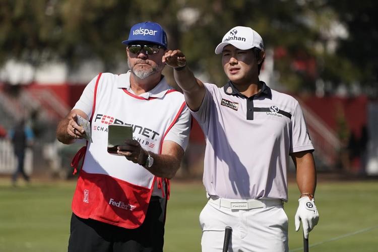 Fowler begins with new caddie, coach and early 67 in Napa
