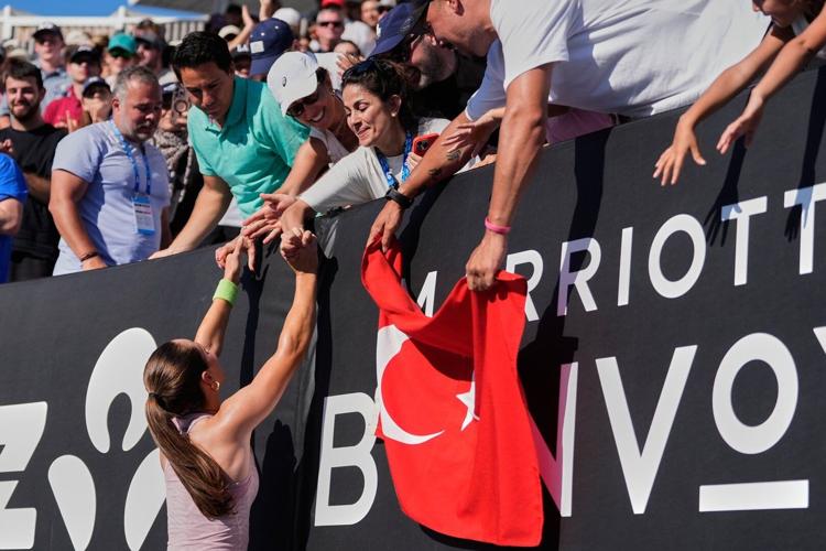 Zeynep Sönmez rushes to aid ballkid during Australian Open upset win