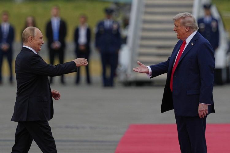 Trump-Putin meeting: First the red carpet, then a limo ride