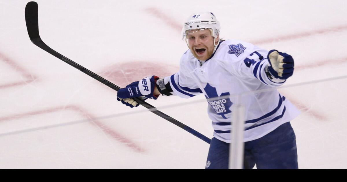 Leafs sign Leo Komarov, Stephane Robidas on opening day of free agency