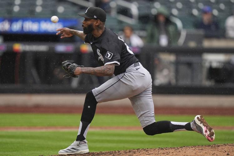 White Sox reliever Miguel Castro injures right knee against Mets