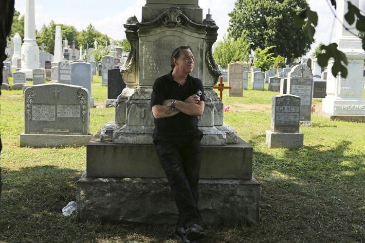 Headstone next to Lee Harvey Oswald’s in Texas says Nick Beef, but no ...