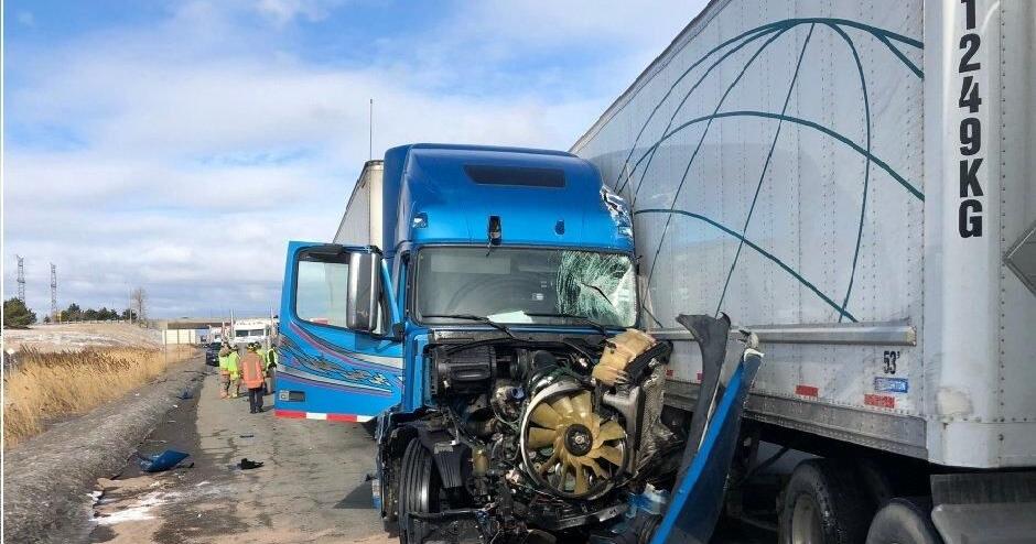 Hwy. 401 closed after two separate crashes Hwy. 401 closed after two separate crashes