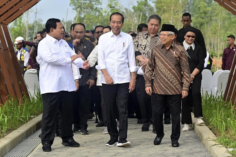 Indonesian president holds the first cabinet meeting in the nation's ...