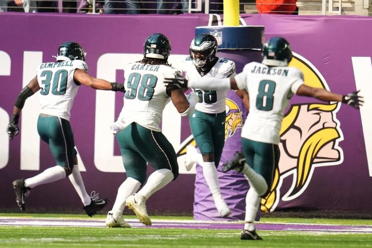 Jalen Hurts jump-starts the Eagles by passing for 326 yards and 3 TDs ...