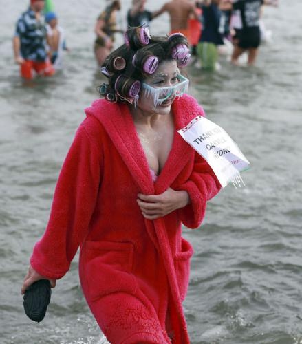 Oakville Polar Bear Dip participants brave extreme cold for charity