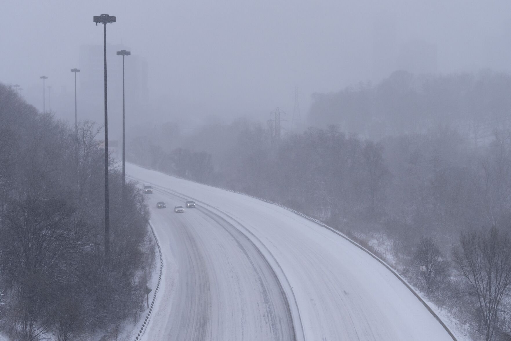 Toronto snowfall warning live: Major commute, travel delays